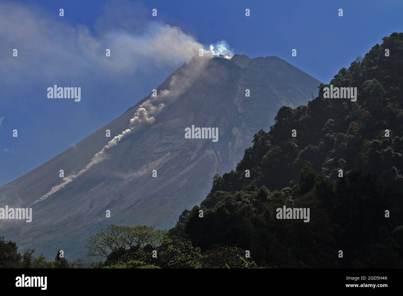 2021 volcano eruptions in indonesia hi-res stock photography and images ...