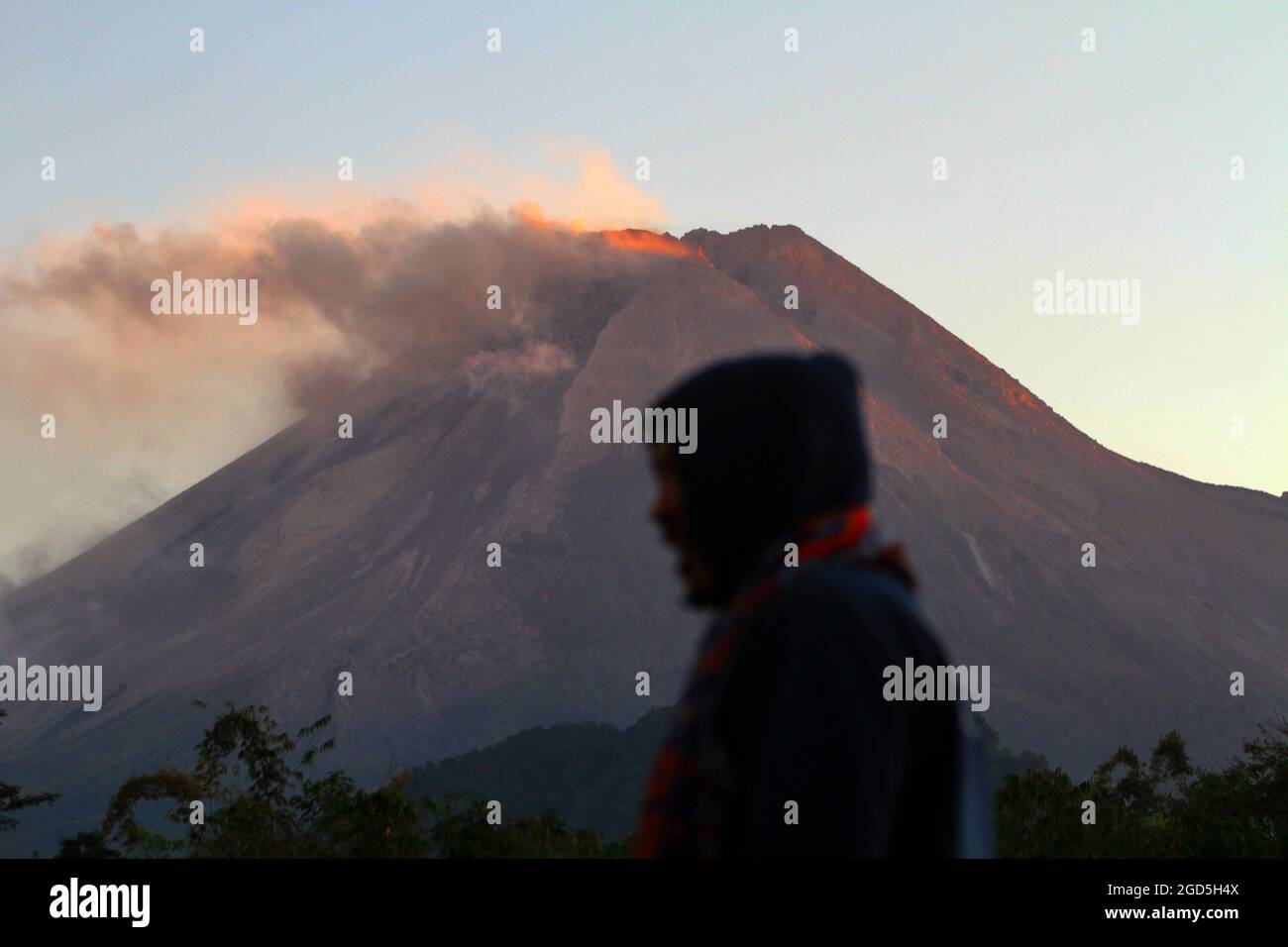 2021 volcano eruptions in indonesia hi-res stock photography and images ...