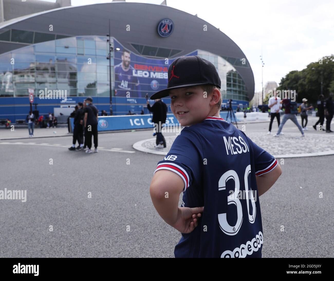 Lionel messi psg jersey hi-res stock photography and images - Alamy