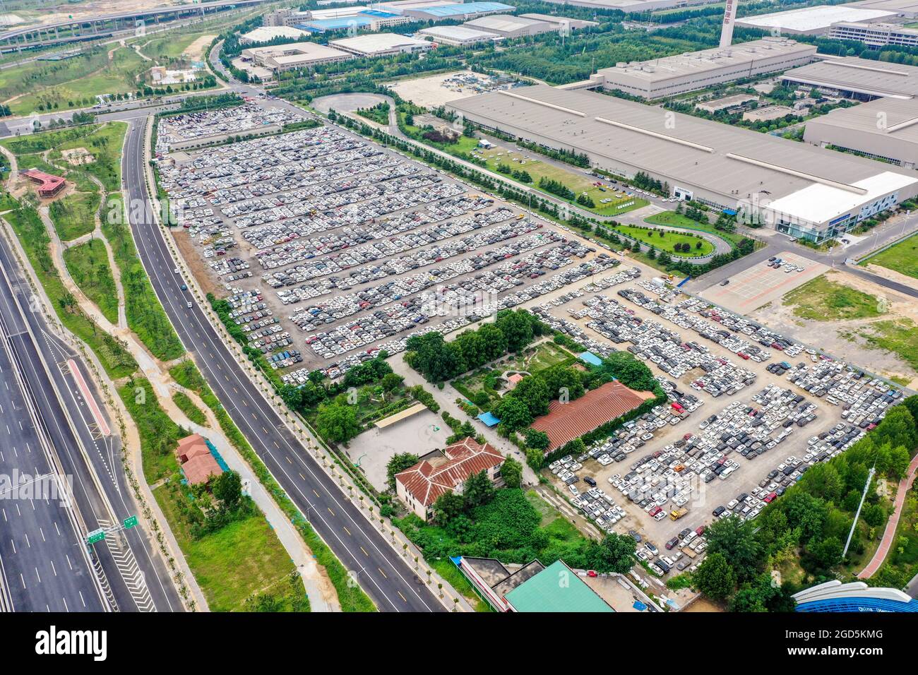 A vacant lot next to the fourth ring road was temporarily used as a ...