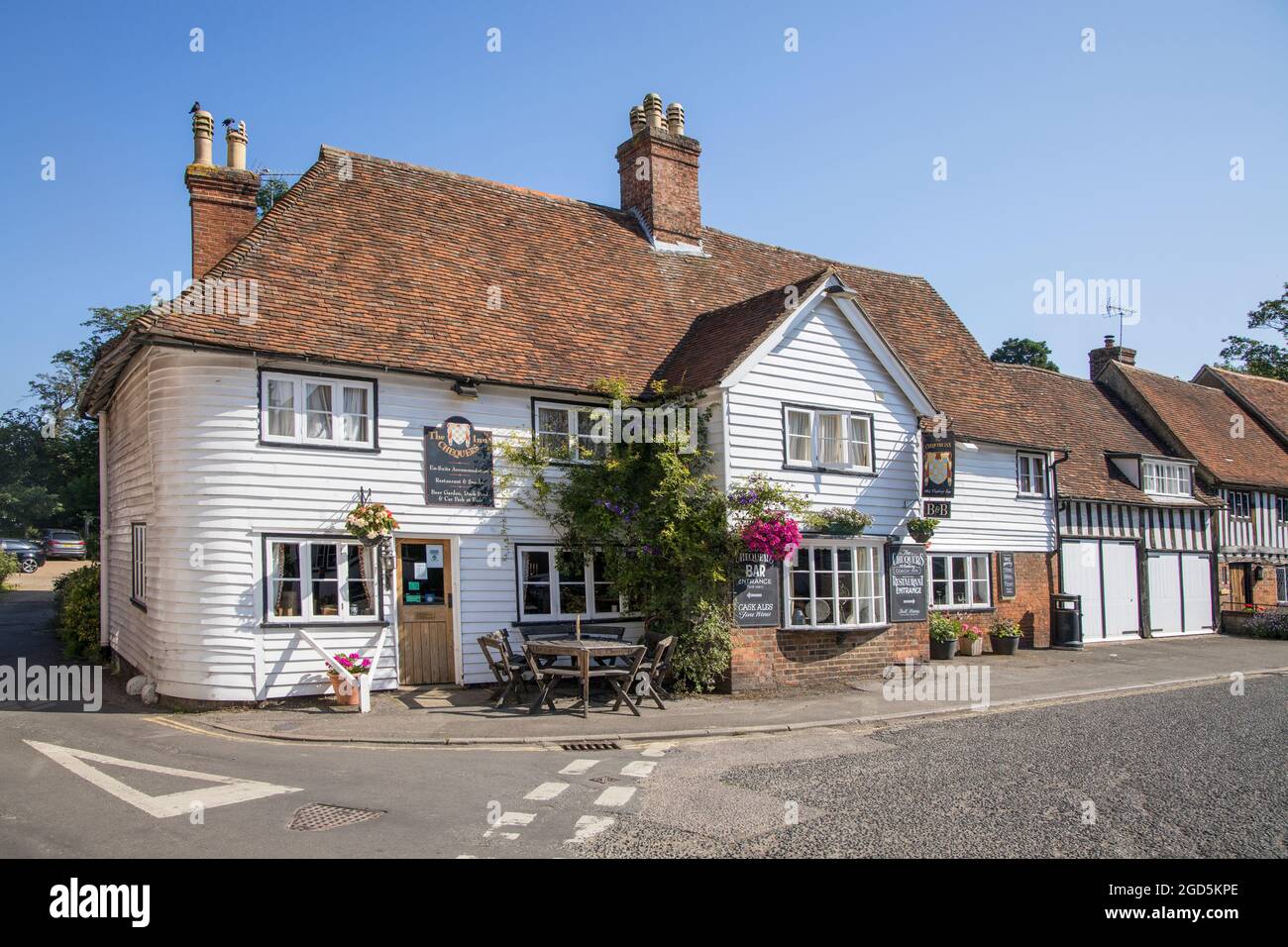 the chequers pub in the village of smarden kent Stock Photo - Alamy
