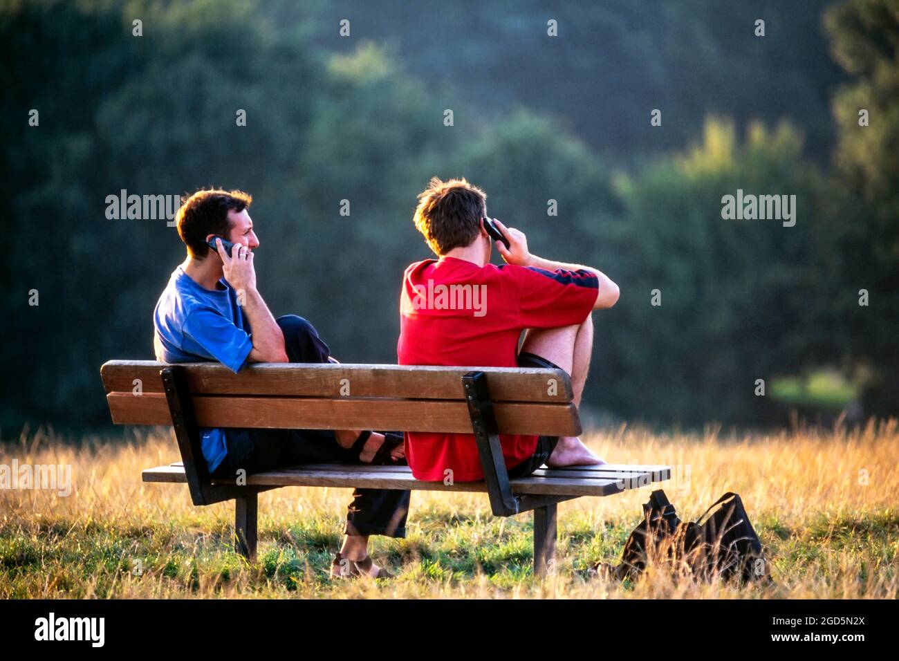 Two people bench apart hi-res stock photography and images - Alamy