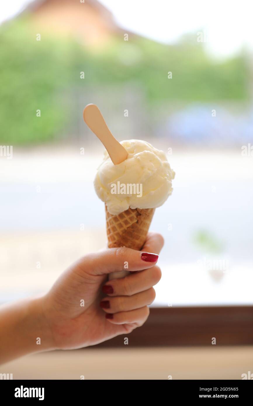 Hand ice cream hi-res stock photography and images - Alamy