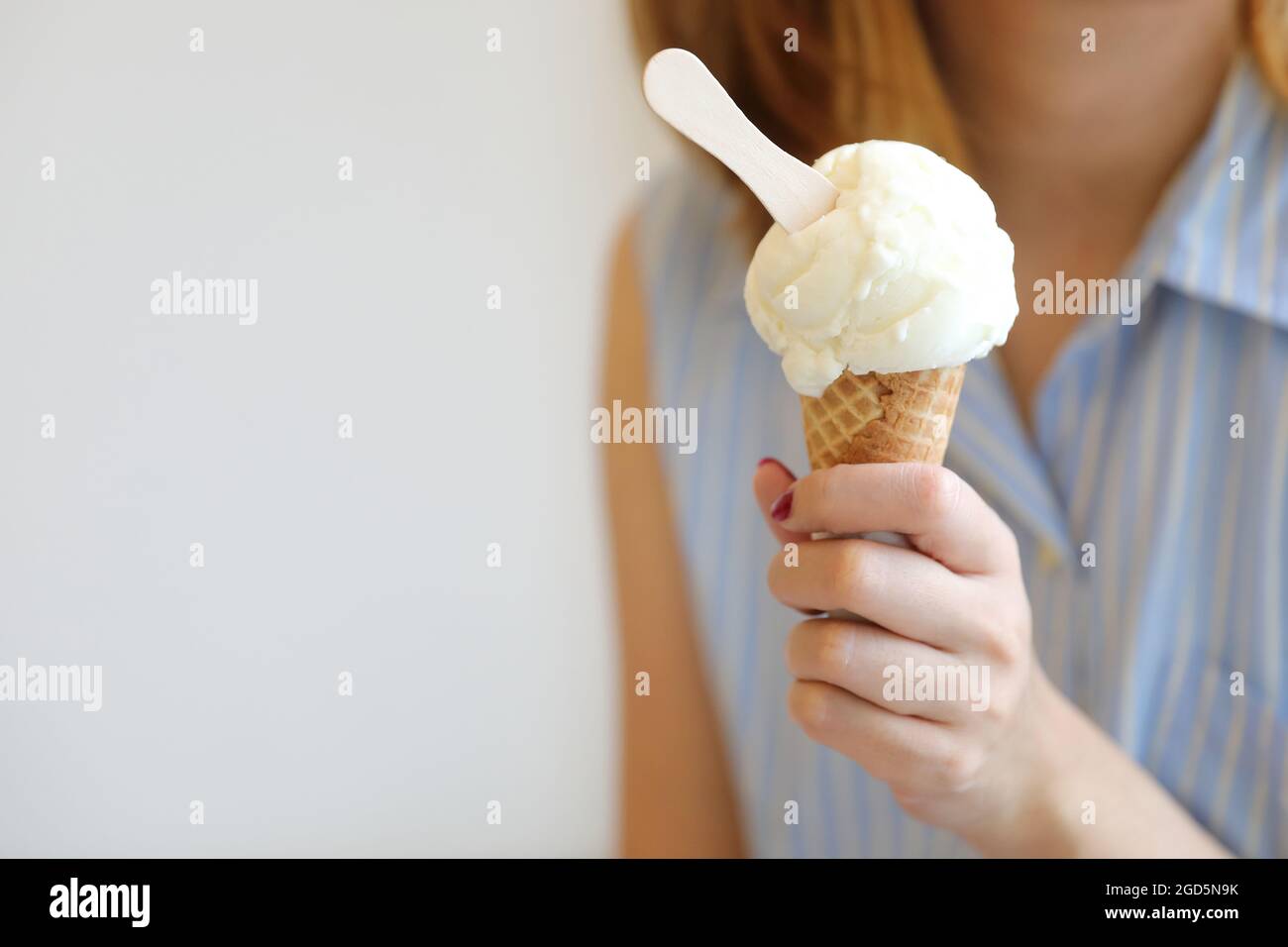 Hand ice cream hi-res stock photography and images - Alamy