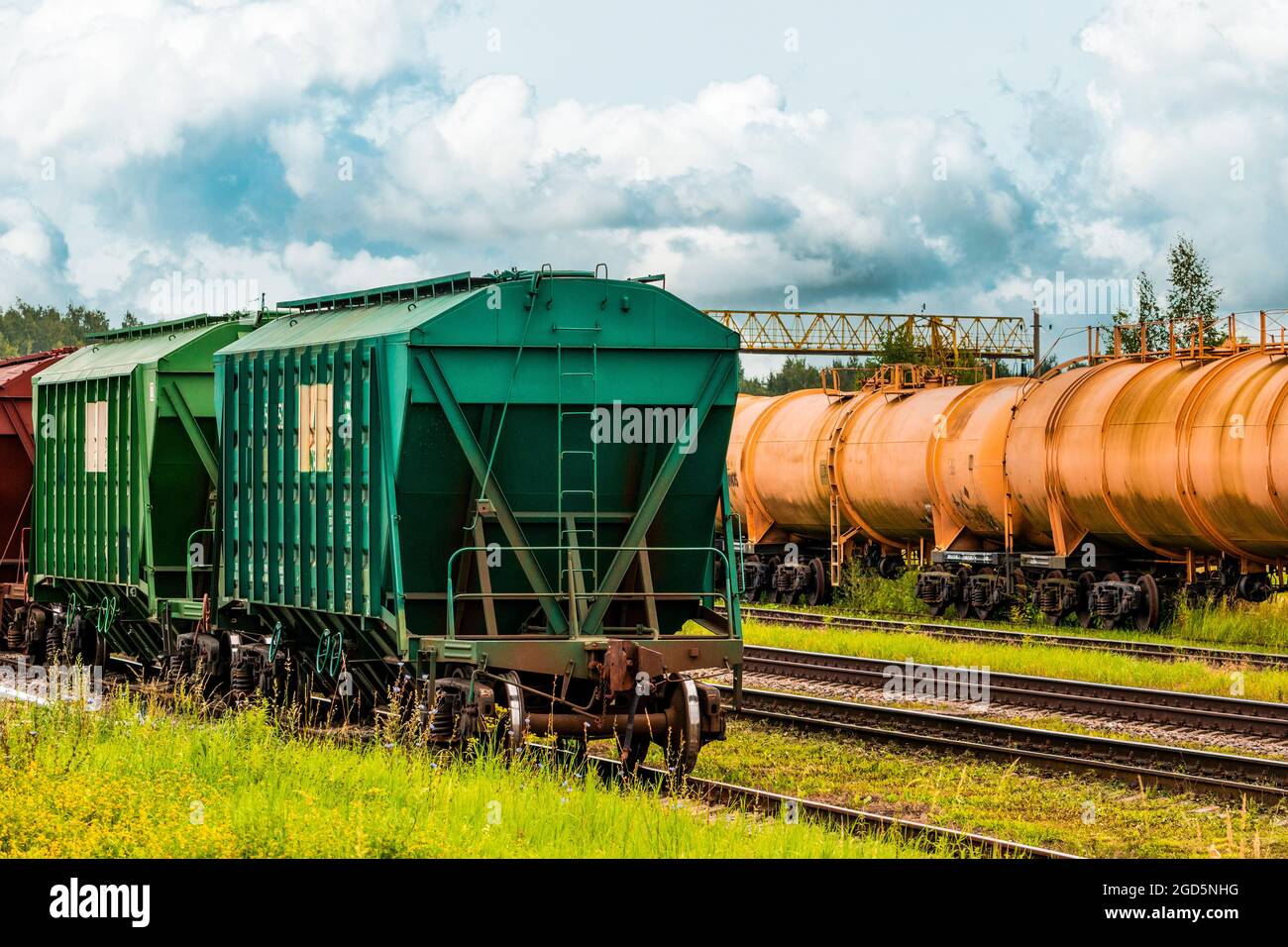 Grain carrier freight car for transportation of bulk cargo of grain ...