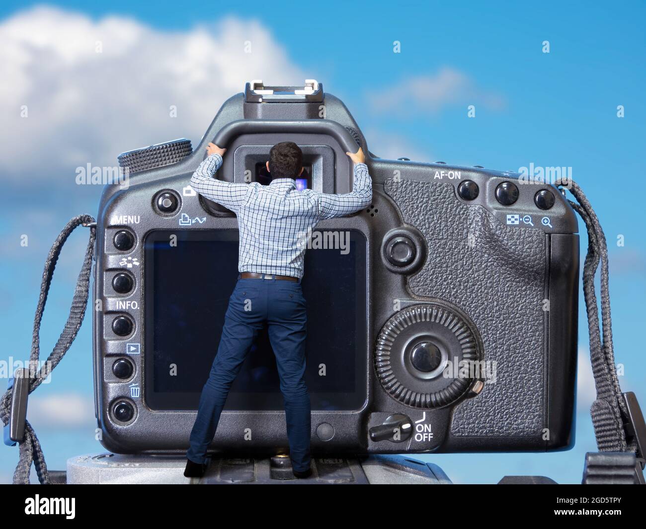 Giant camera and small photographer. Surreal concept Stock Photo - Alamy