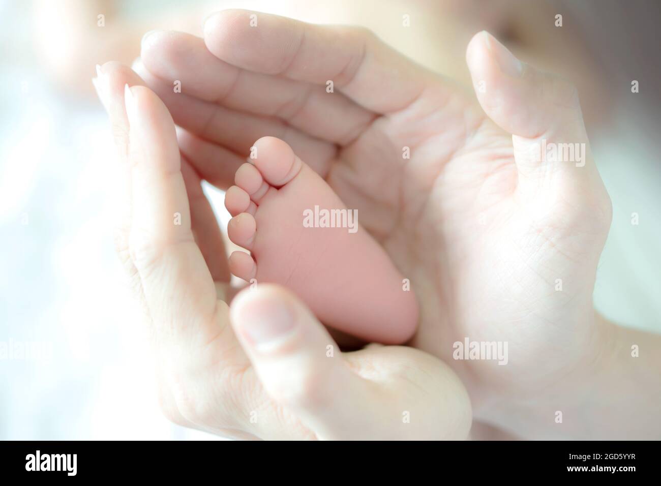 Leg of the newborn Stock Photo - Alamy