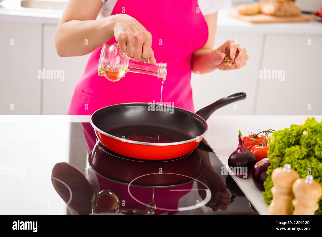 Lady cook hi-res stock photography and images - Alamy