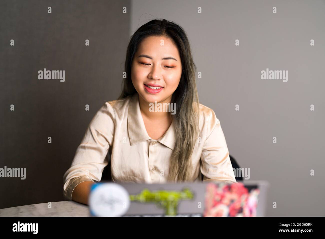 Zoom young hi-res stock photography and images - Alamy