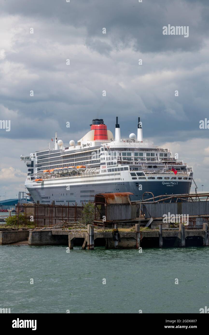 cunard queen mary two, queen mary 2, southampton docks, port of ...