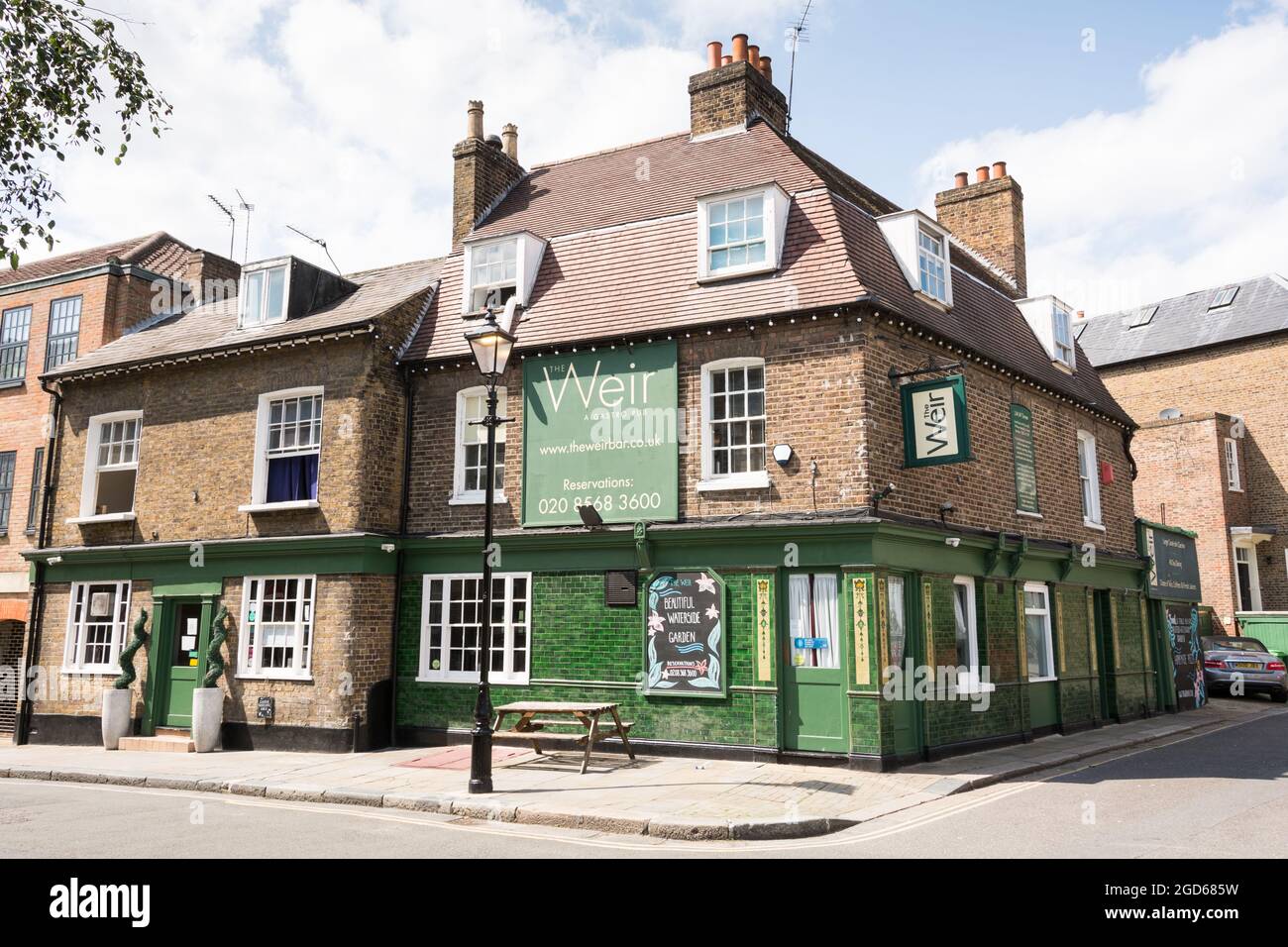 Middlesex pub hi-res stock photography and images - Alamy