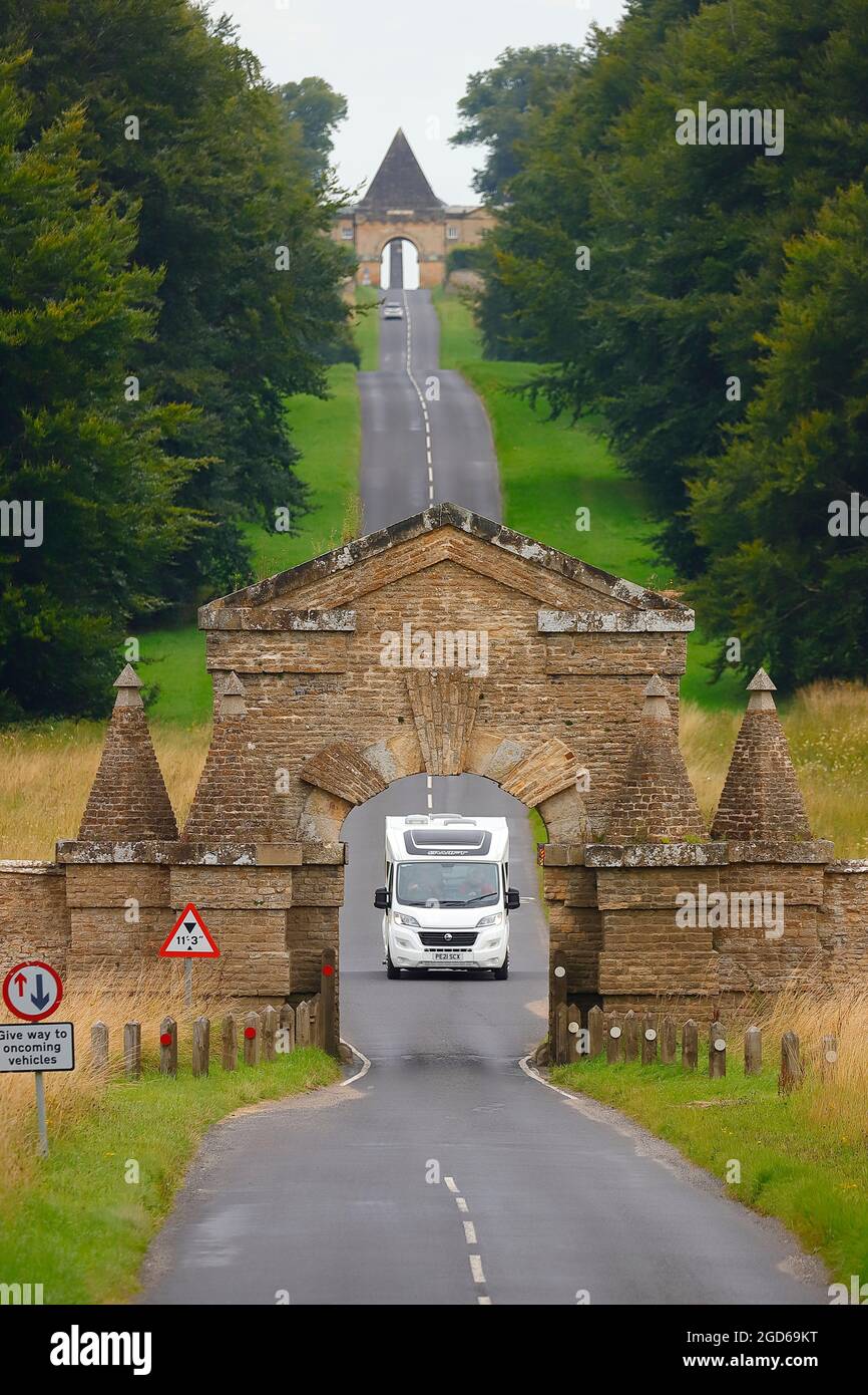 Castle howard pyramid gare hi-res stock photography and images - Alamy