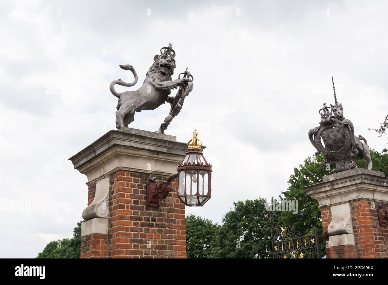 The Lion and Unicorn guarding the entrance to the historic Hampton ...