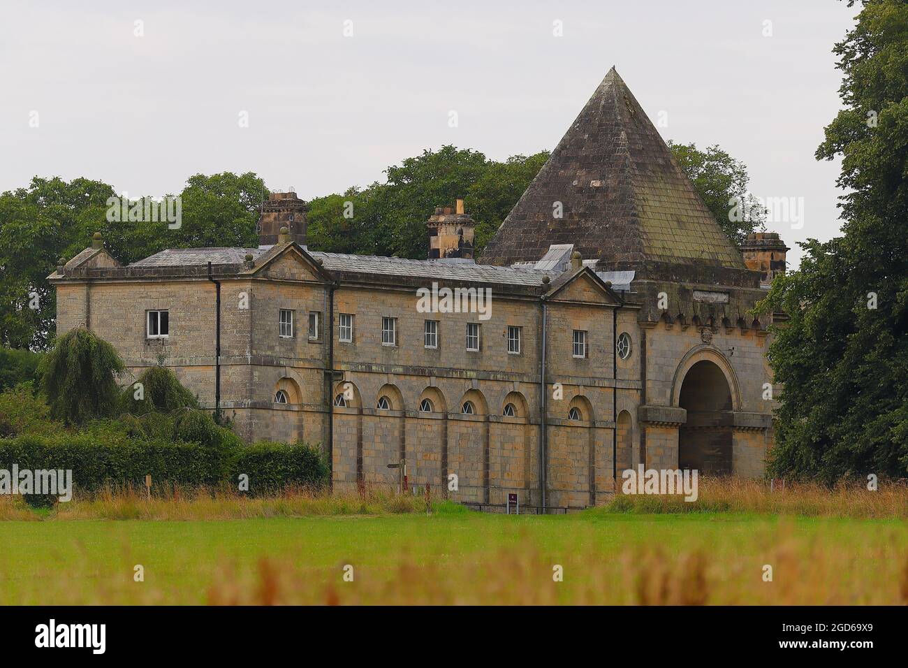 Castle howard pyramid gare hi-res stock photography and images - Alamy