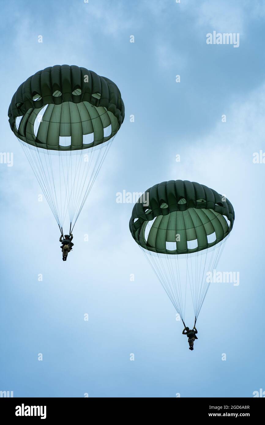 Parachute soldier soldiers parachuting hi-res stock photography and ...