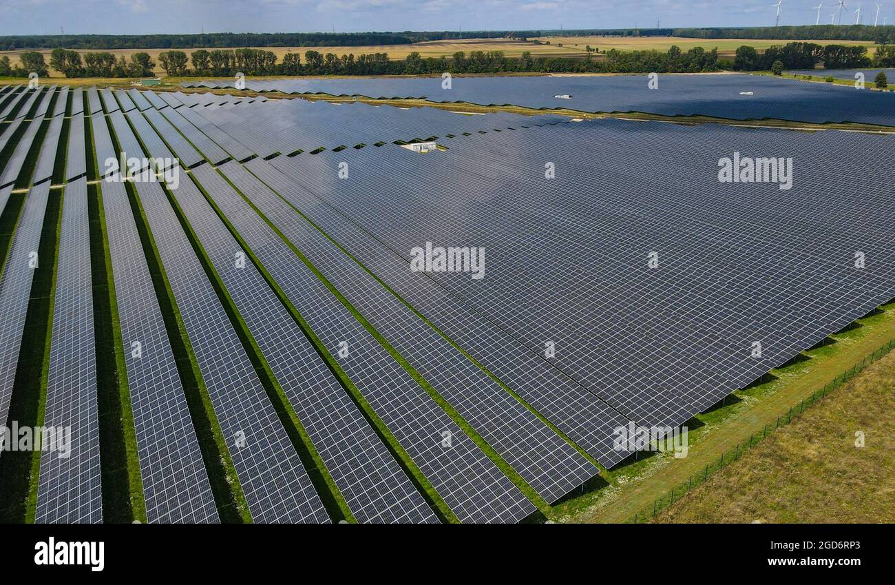 Werneuchen, Germany. 11th Aug, 2021. The EnBW solar park "Weesow ...
