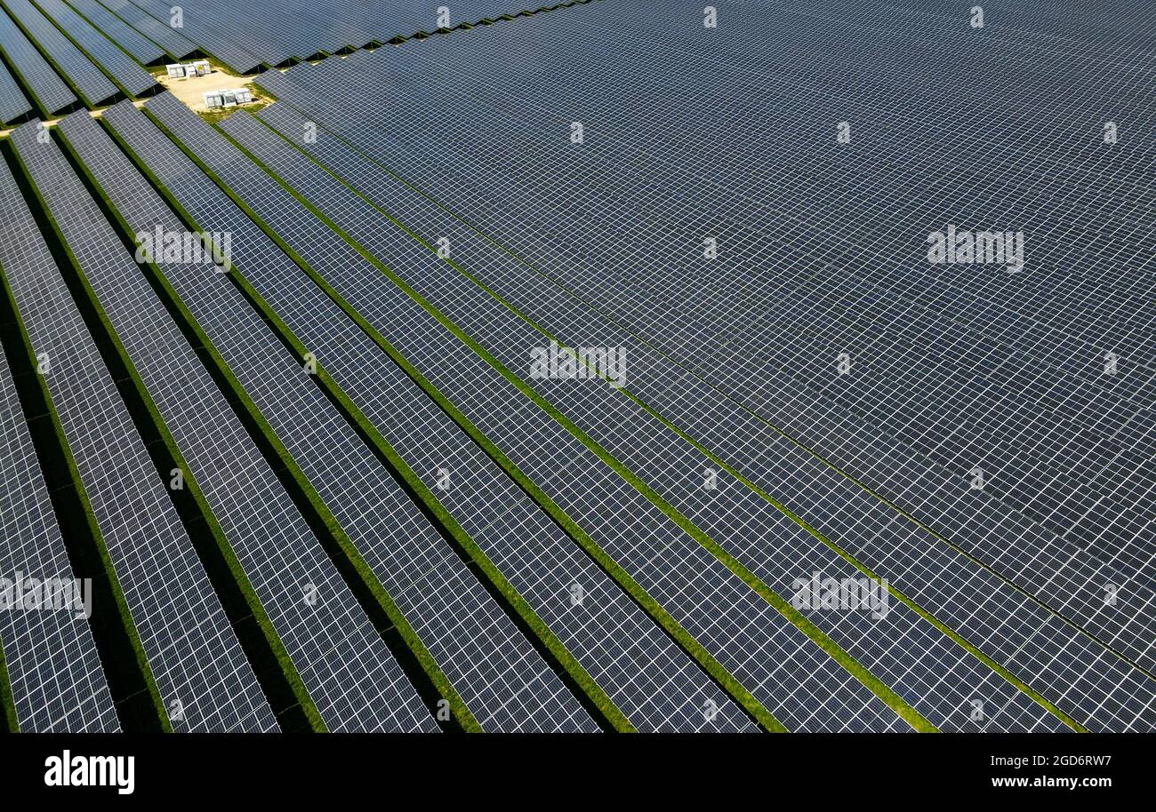 Werneuchen, Germany. 11th Aug, 2021. The EnBW solar park "Weesow ...