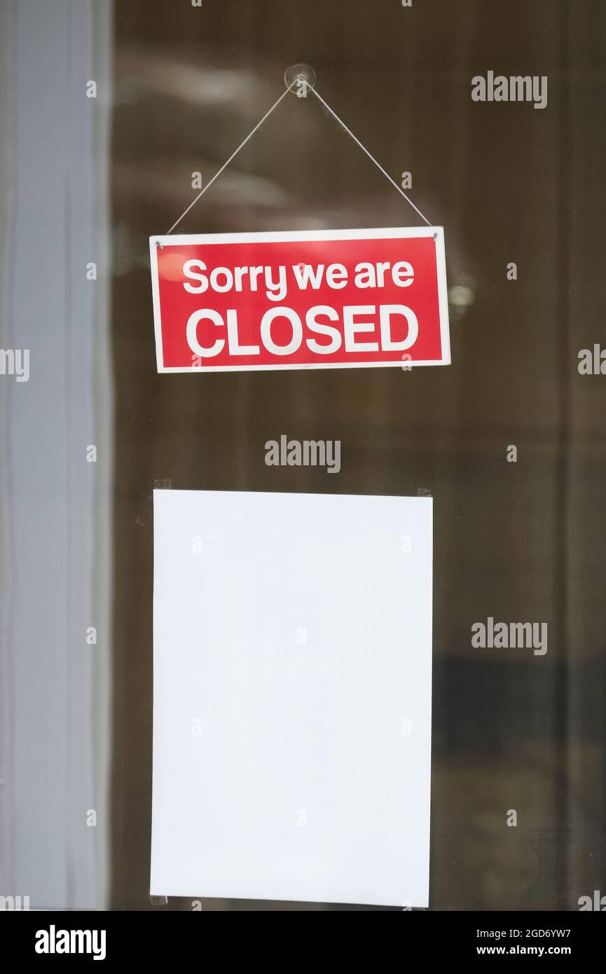 Sorry we are closed sign on shop door window Stock Photo - Alamy