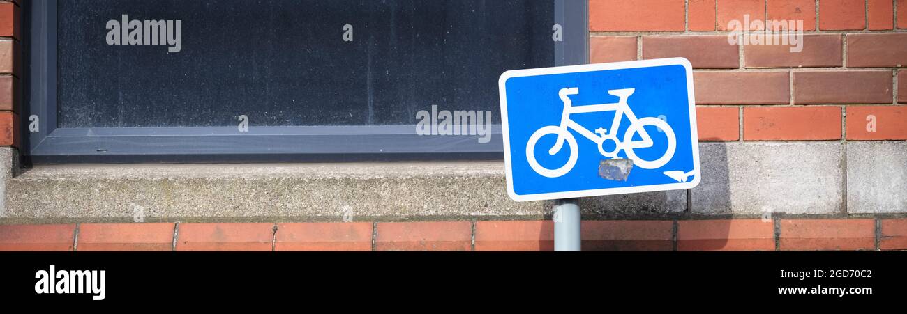 Cycle lane sign to allow bicycles on road Stock Photo - Alamy