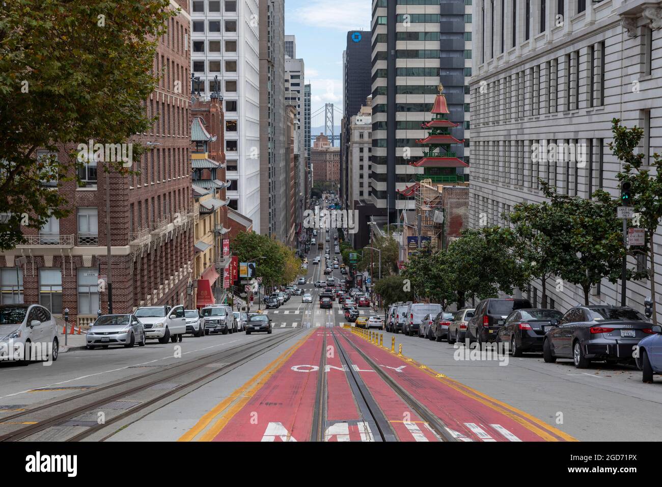 Looking down the slopes of California Street in San Francisco towards ...