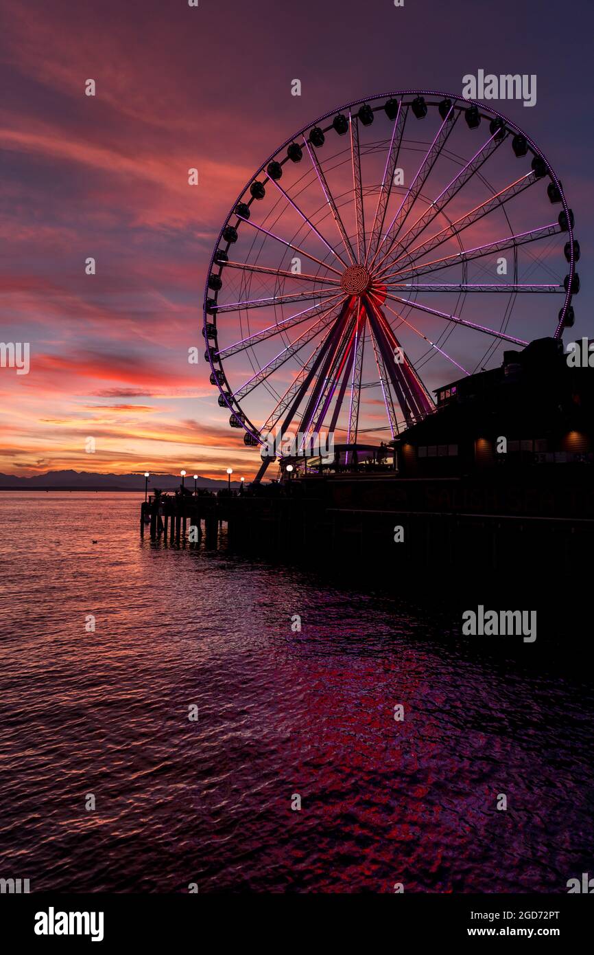 Seattle, USA. 9th Aug, 2021. A welcoming sunset over seattles Elliott ...