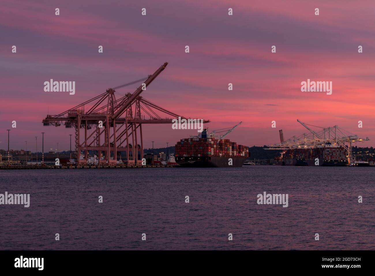 Seattle, USA. 9th Aug, 2021. A welcoming sunset over seattles Elliott ...