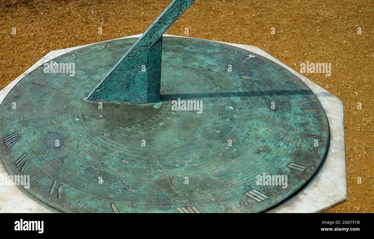 Shadow clock hi-res stock photography and images - Alamy