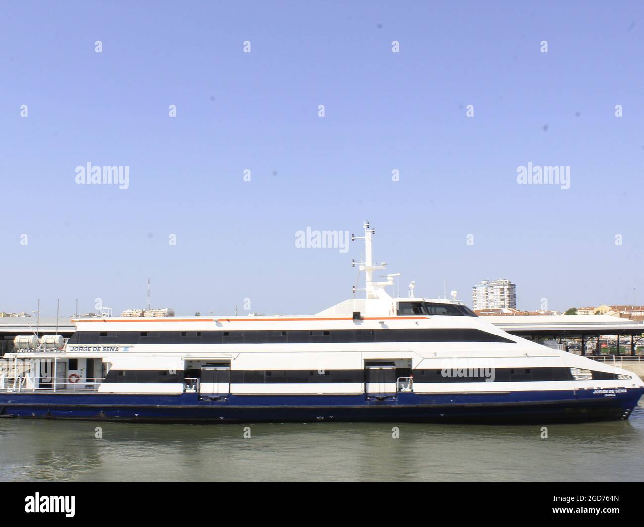 Lisboa, Portugal. 11th Aug, 2021. (INT) Transtejo between Lisbon and ...