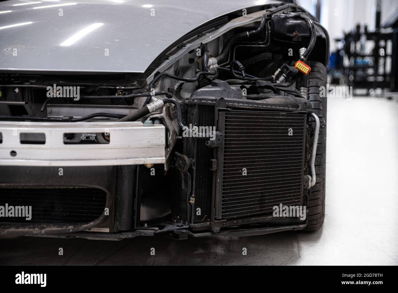 Damaged sports car with dismantled fende Stock Photo - Alamy