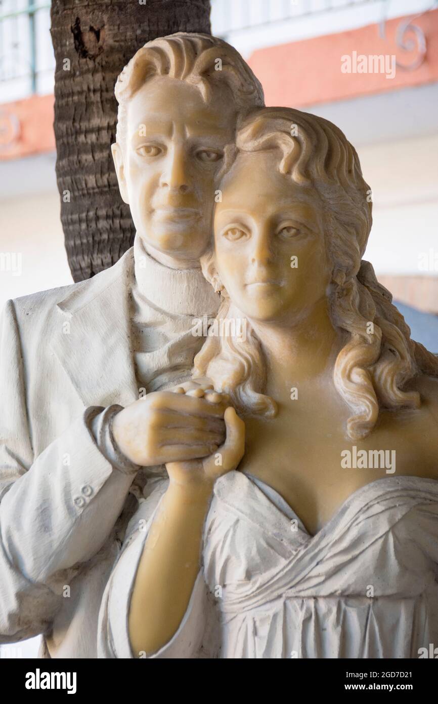 Richard Burton and Elizabeth Taylor statue at La Fuente del Puente ...