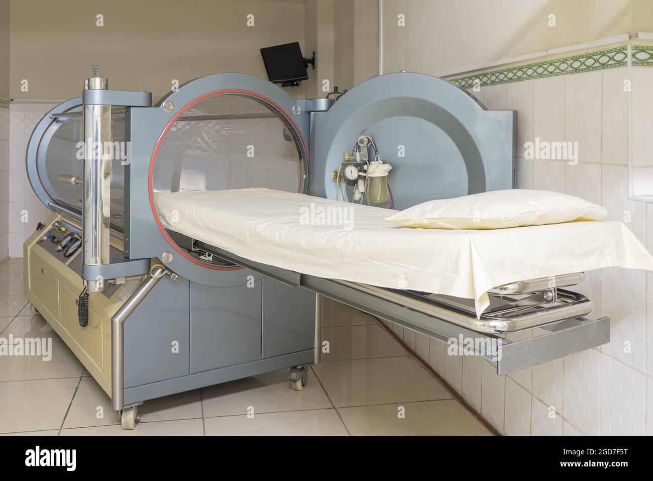 Hyperbaric treatment machine with a stretcher in a clinic Stock Photo ...