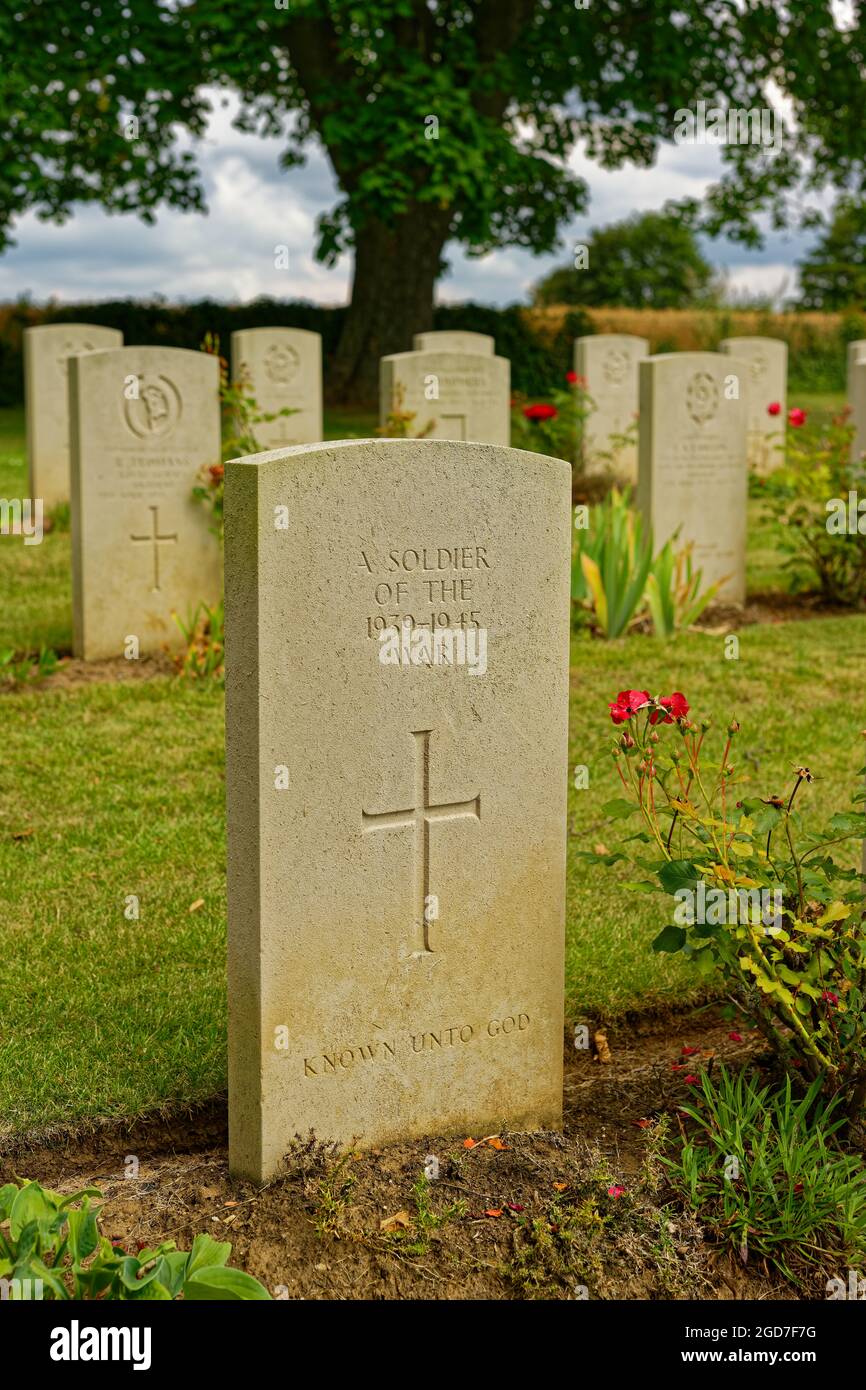 Headstone of a Soldier of the 1939-1945 War, Hanover War Cemetery (CWGC ...