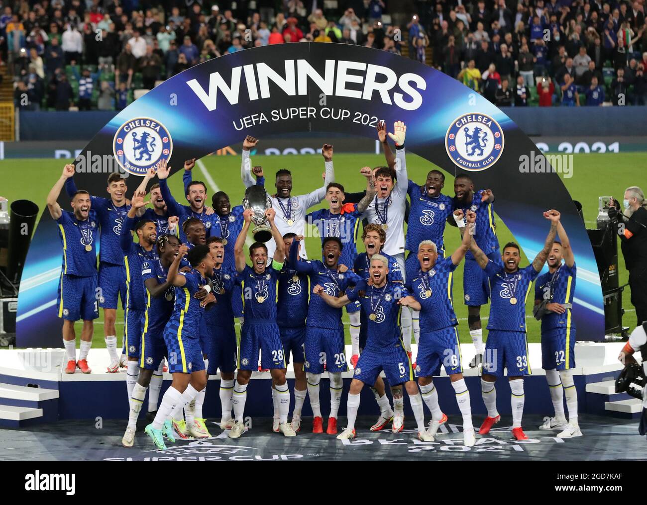 Chelsea players celebrate with the trophy after the UEFA Super Cup ...
