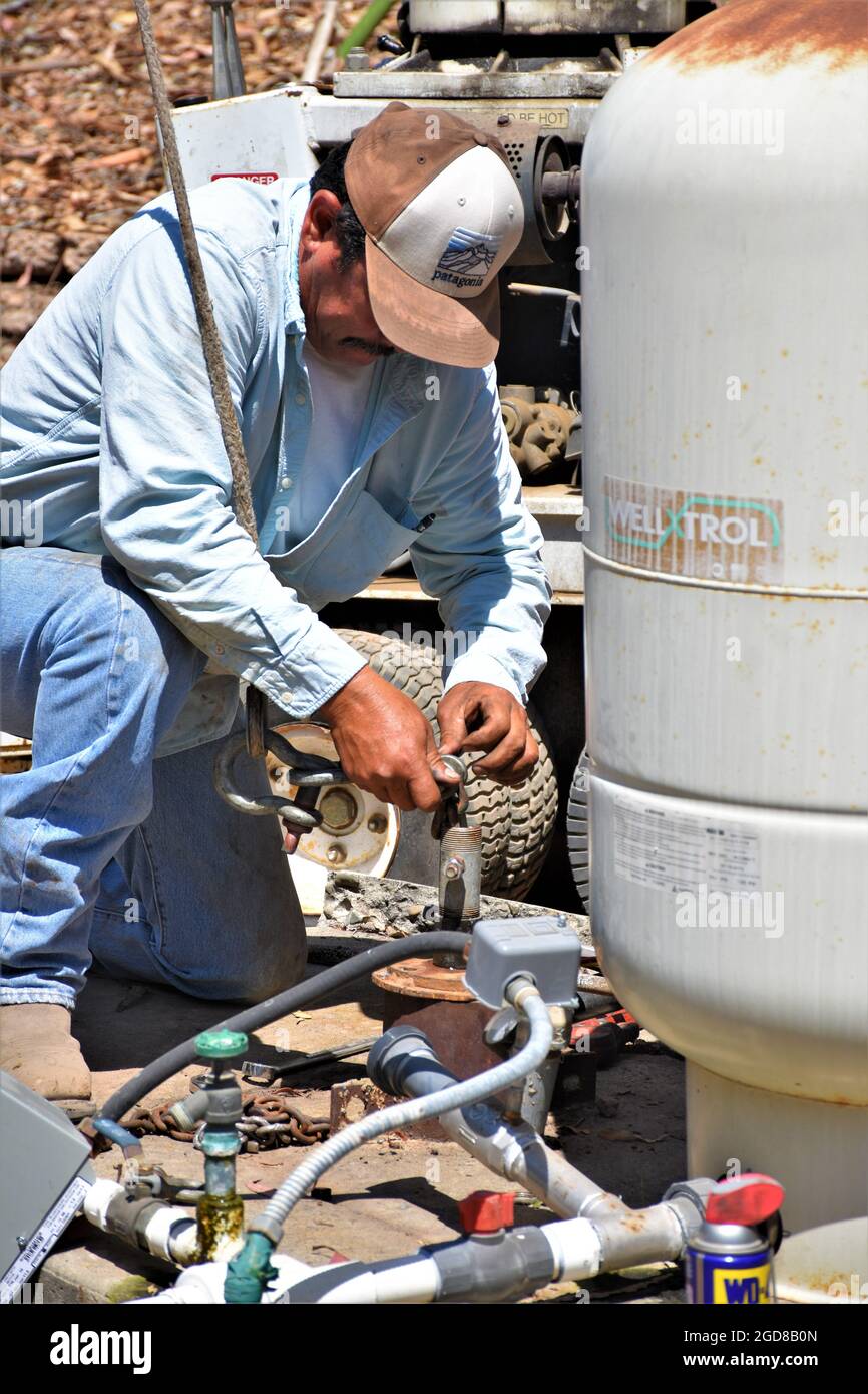 Well pulling rig hi-res stock photography and images - Alamy