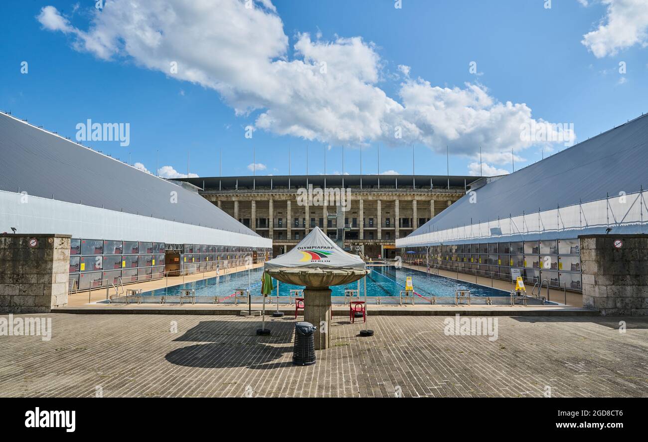Olympic swimming pool berlin hi-res stock photography and images - Alamy