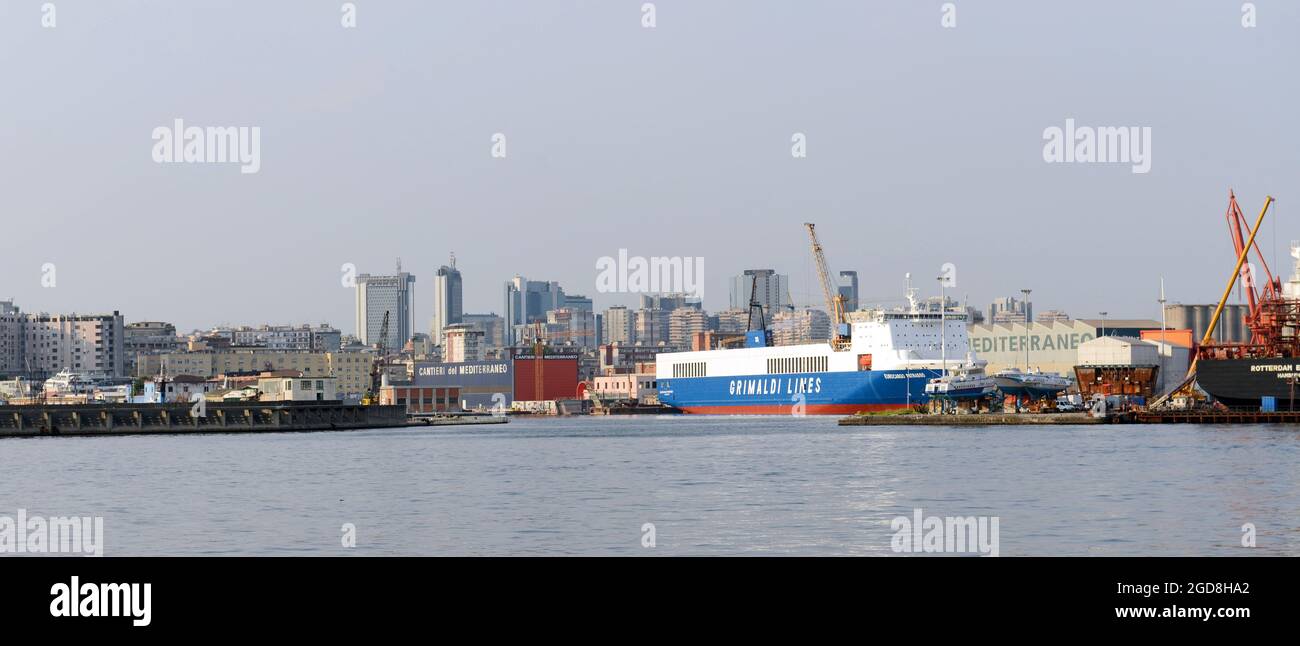 Porto di napoli hi-res stock photography and images - Alamy