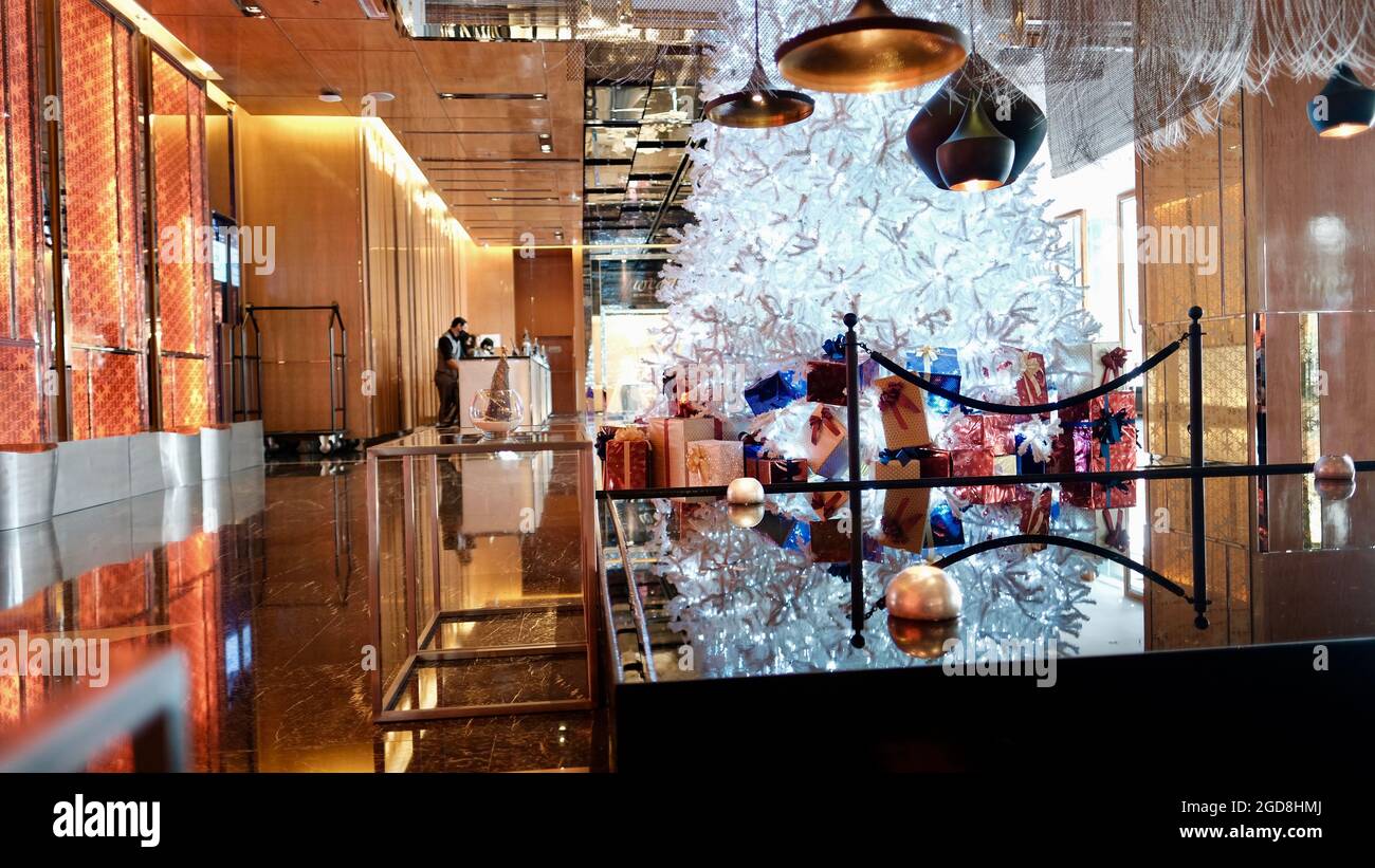 Five star hotel lobby hi-res stock photography and images - Alamy