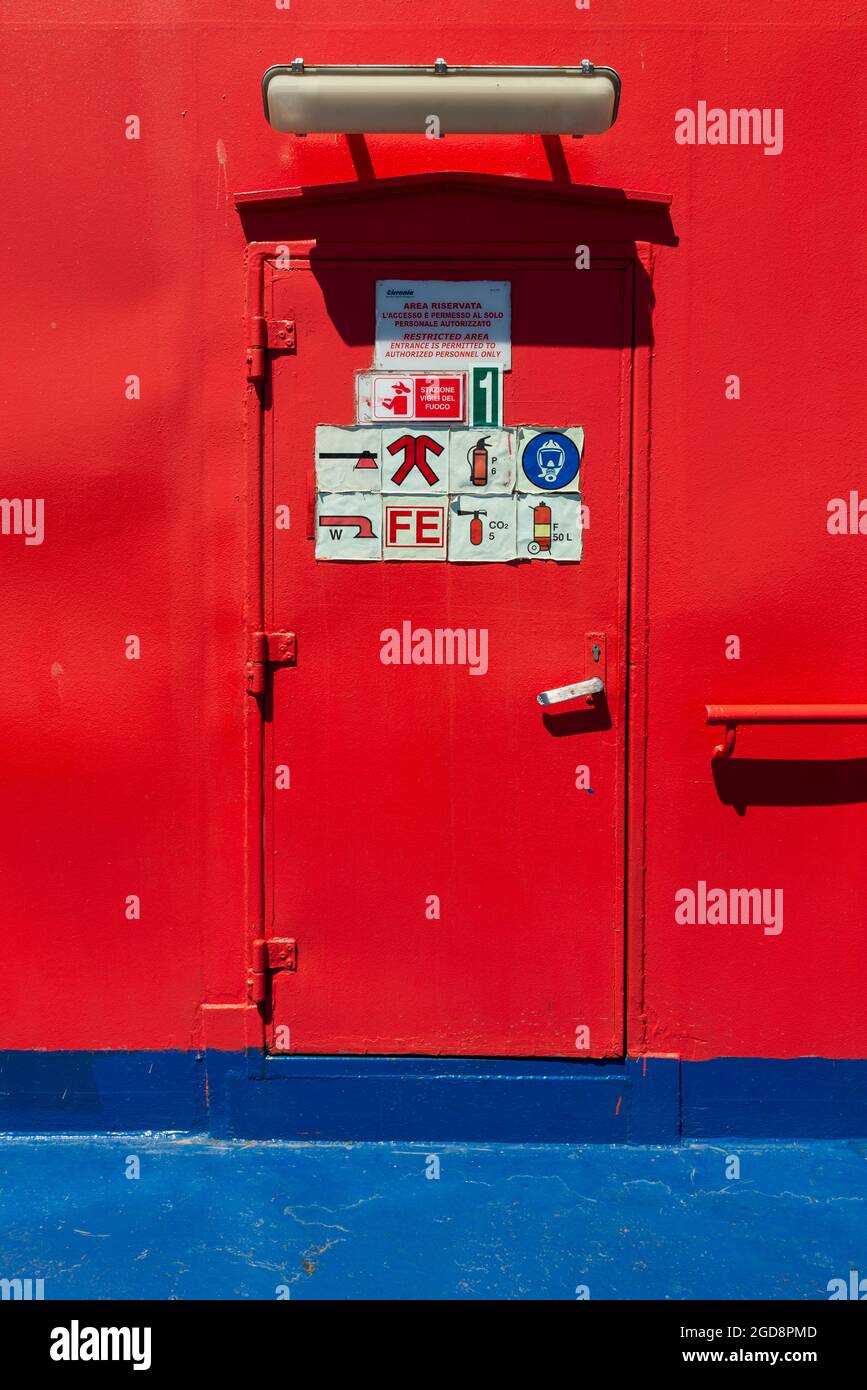 Vessel door hi-res stock photography and images - Alamy