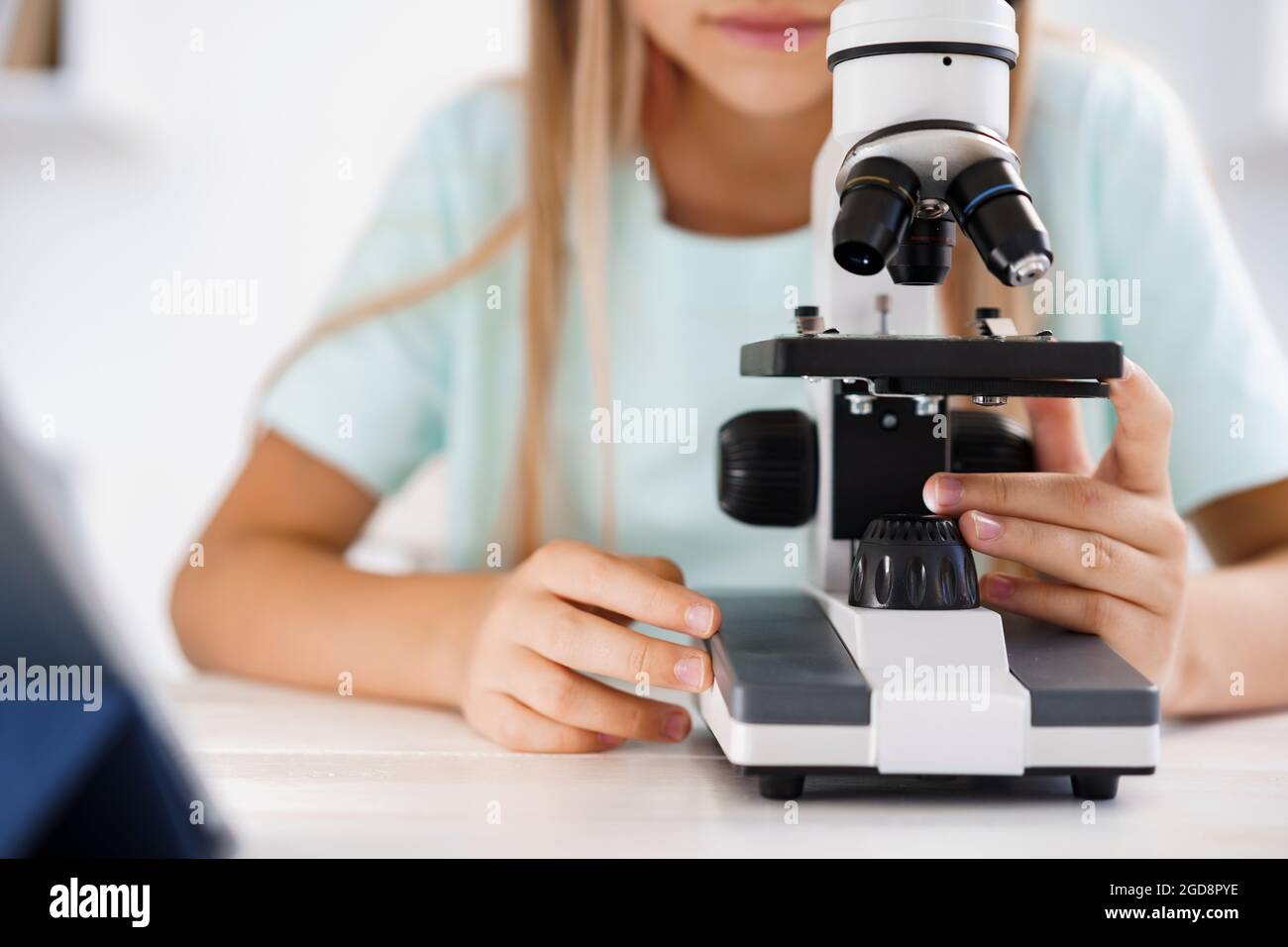 Close up photo of little girl using microscope Stock Photo - Alamy