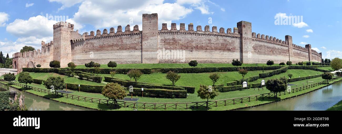 Panorama view of the walls of the fortified medieval town of Cittadella ...