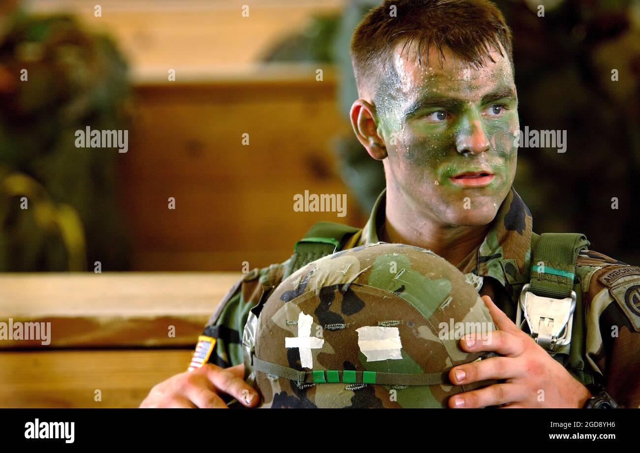 Soldiers boarding aircraft hi-res stock photography and images - Alamy