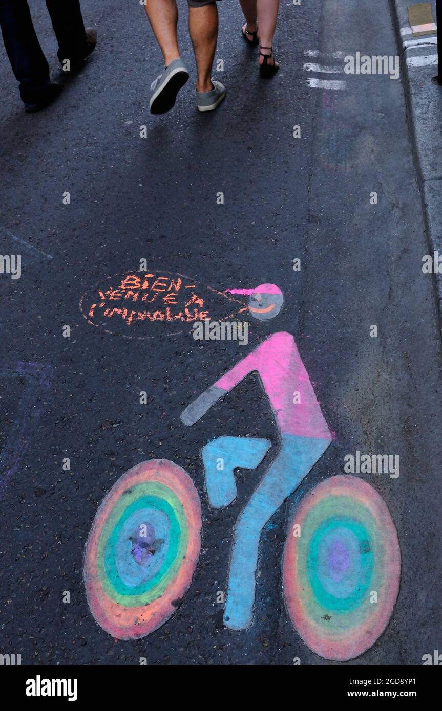 FRANCE, PARIS (75) 4TH ARRONDISSEMENT, LE MARAIS, BIKE PATH WITH GAY COLORS Stock Photo - Alamy