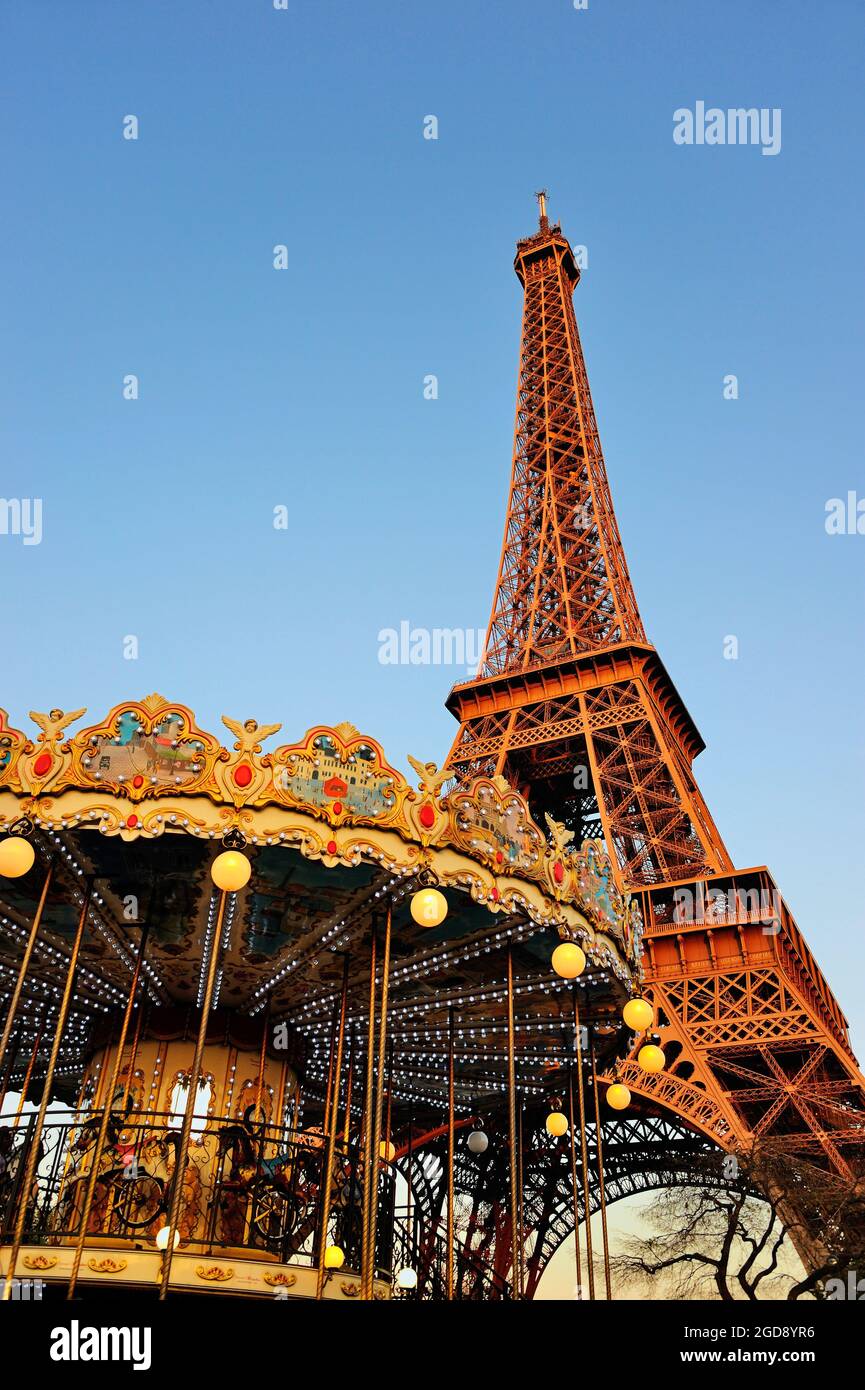 FRANCE, PARIS (75) 7TH ARRONDISSEMENT, TOUR EIFFEL AND MERRY GO ROUND ...