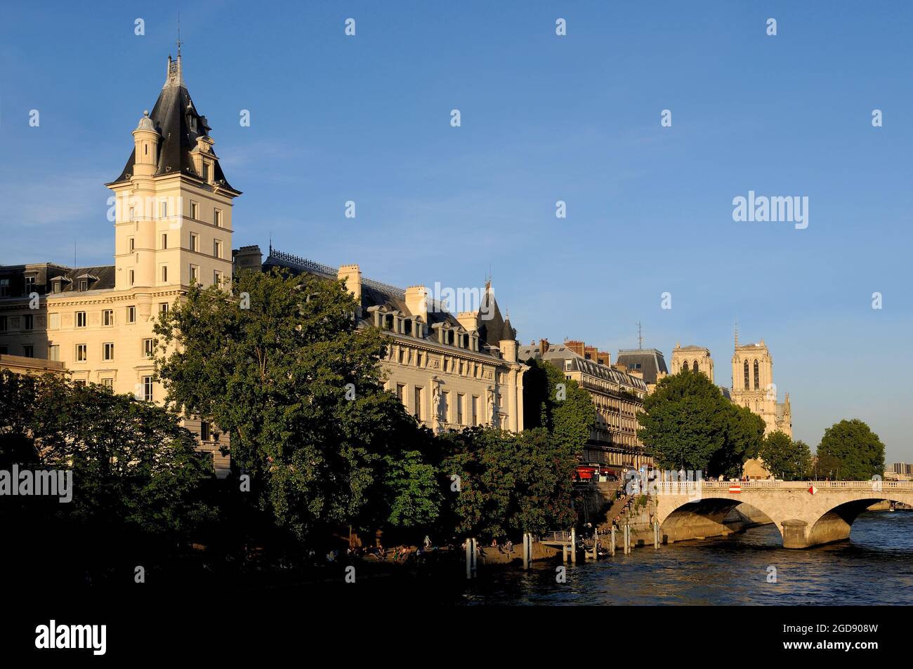 FRANCE, PARIS (75) 4TH ARRONDISSEMENT, THE QUAYS OF THE SEINE RIVER ...