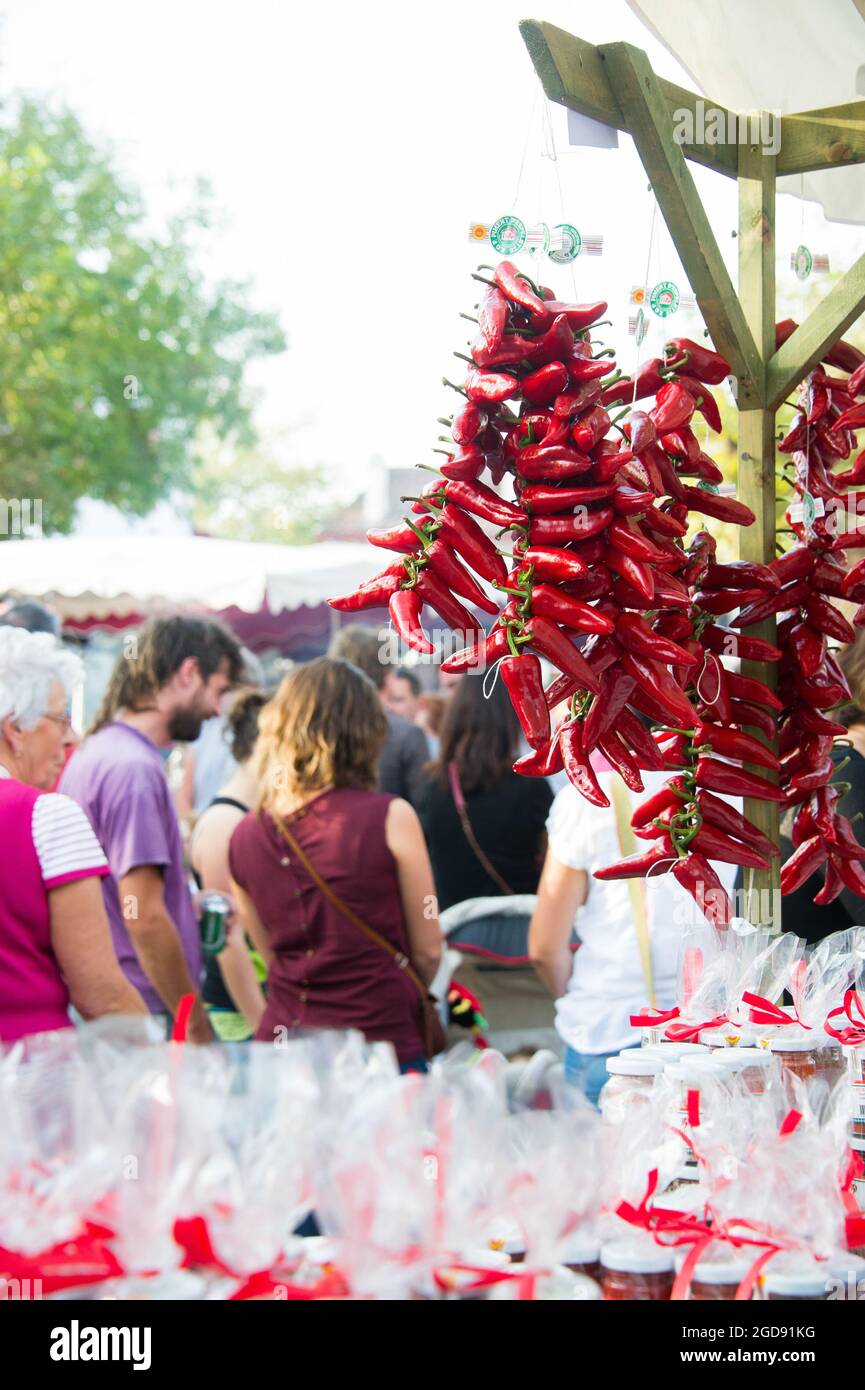 FRANCE, PYRENEES-ATLANTIQUES (64) PAYS BASQUE, VILLAGE OF ESPELETTE ...