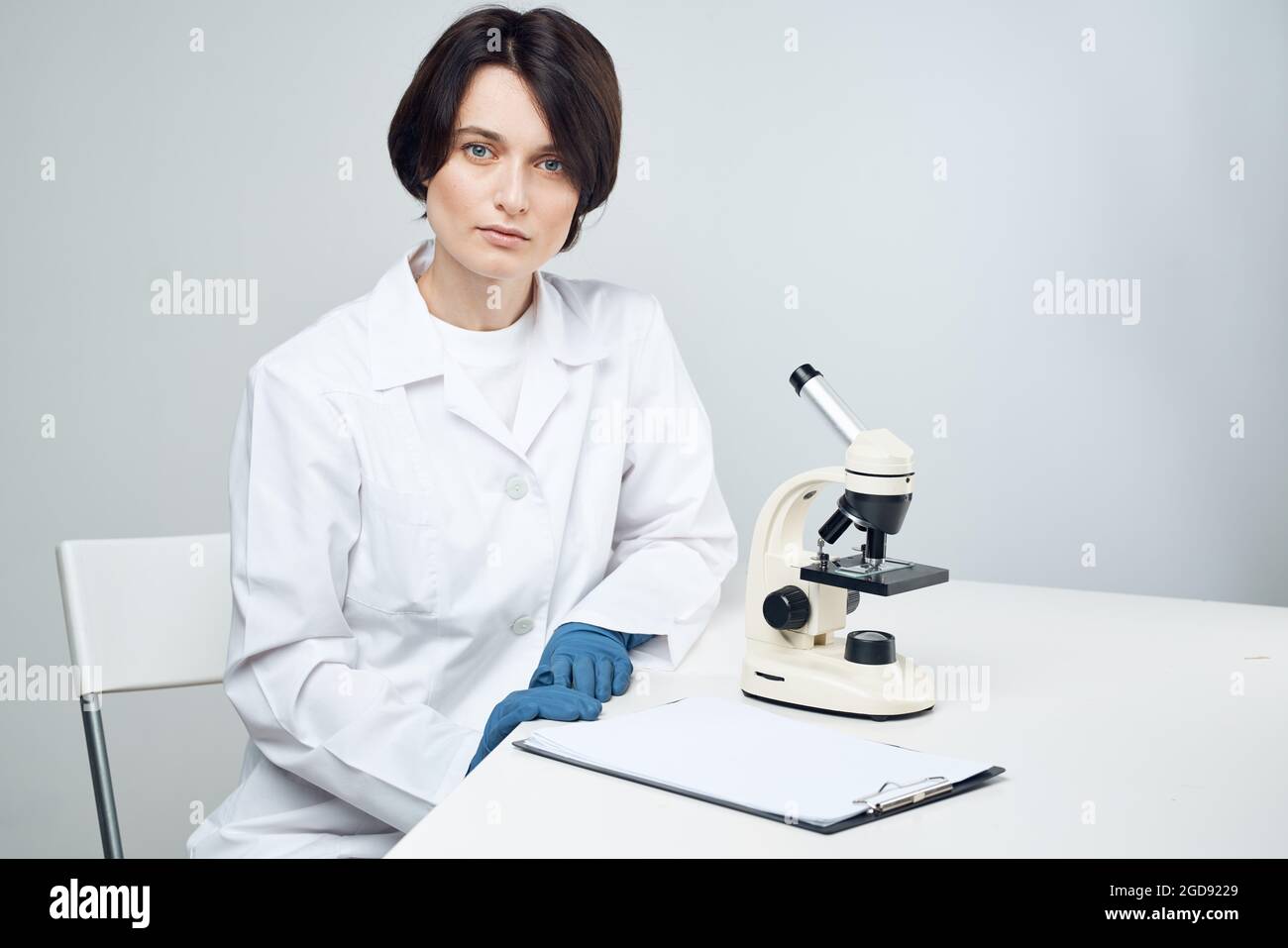 woman laboratory assistant microscope science research studio Stock ...