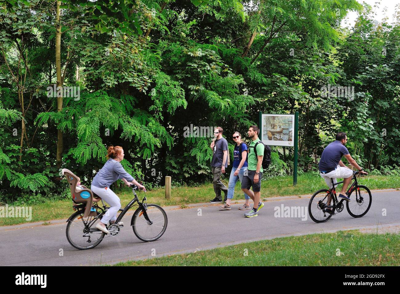 Avenue verte cycle hi-res stock photography and images - Alamy