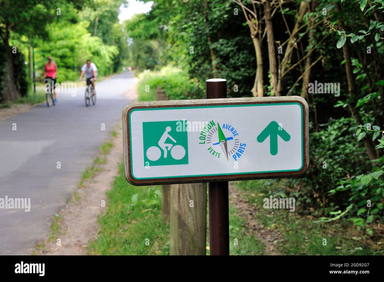 Avenue verte cycle hi-res stock photography and images - Alamy