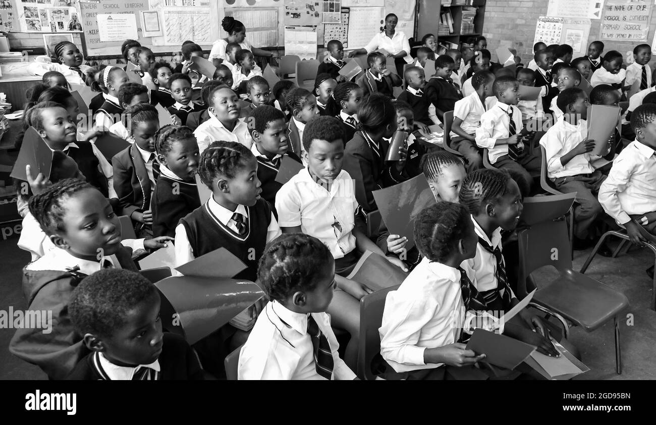 Crowded classroom africa hi-res stock photography and images - Alamy