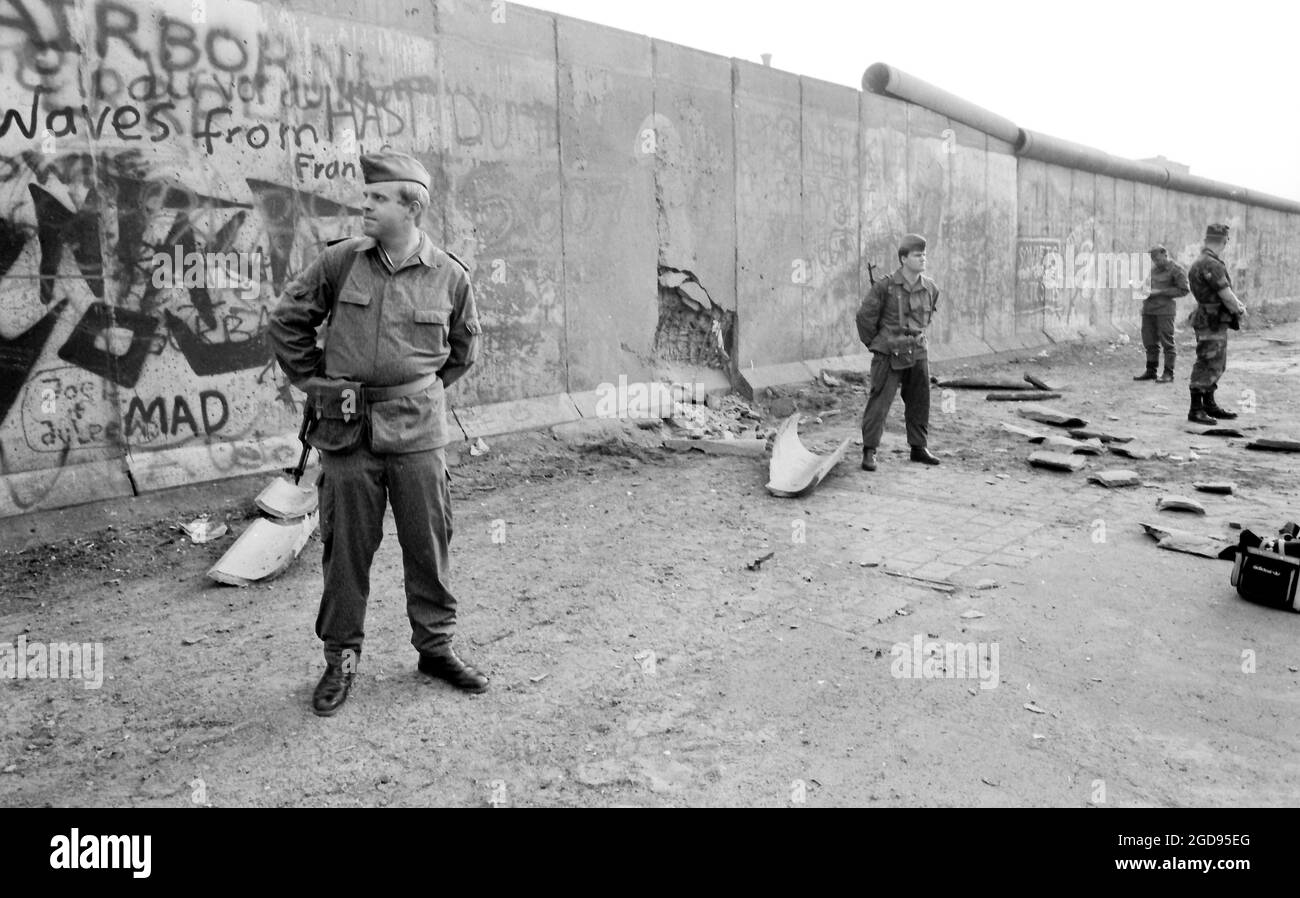28 July 1986, Berlin: GDR border guards and U.S. military police secure ...
